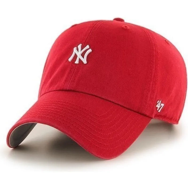Rote Kappe mit gebogenem Schirm und kleinem MLB New York Yankees Logo ...